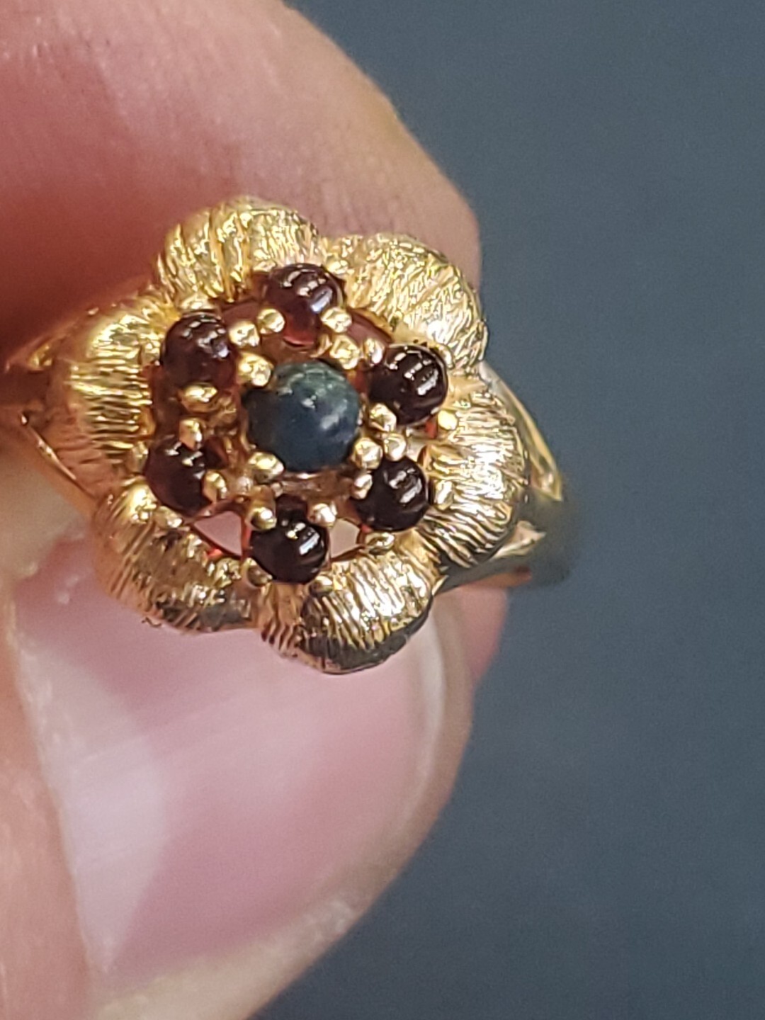 VINTAGE 14K FLORAL Flower DESIGN RING W / RED NATURAL… - Gem