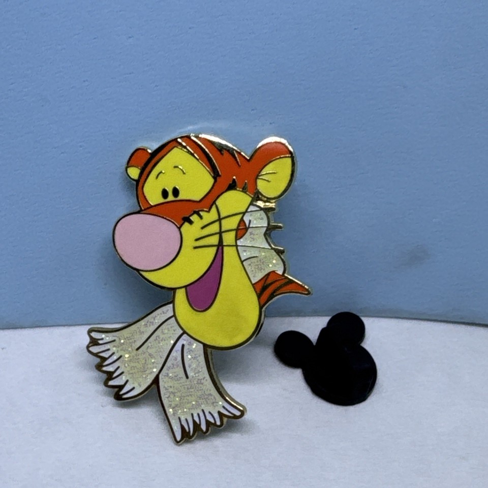 57514 DS - Winnie the Pooh and Friends Winter Scarf- Tigger Pin 57514 ...