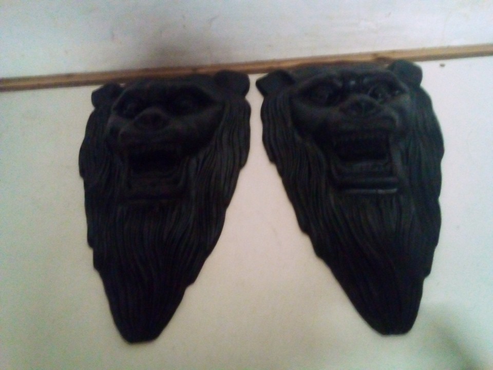 Pair of cast iron lion heads in excellent condition and very heavy 8kg ...