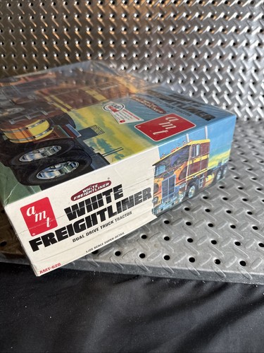 AMT 620 1/25 White Freightliner Dual Drive Truck Tractor Model Kit ...