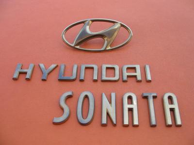 99 00 01 HYUNDAI SONATA REAR LID GOLD EMBLEM LOGO BADGE SIGN SYMBOL ...
