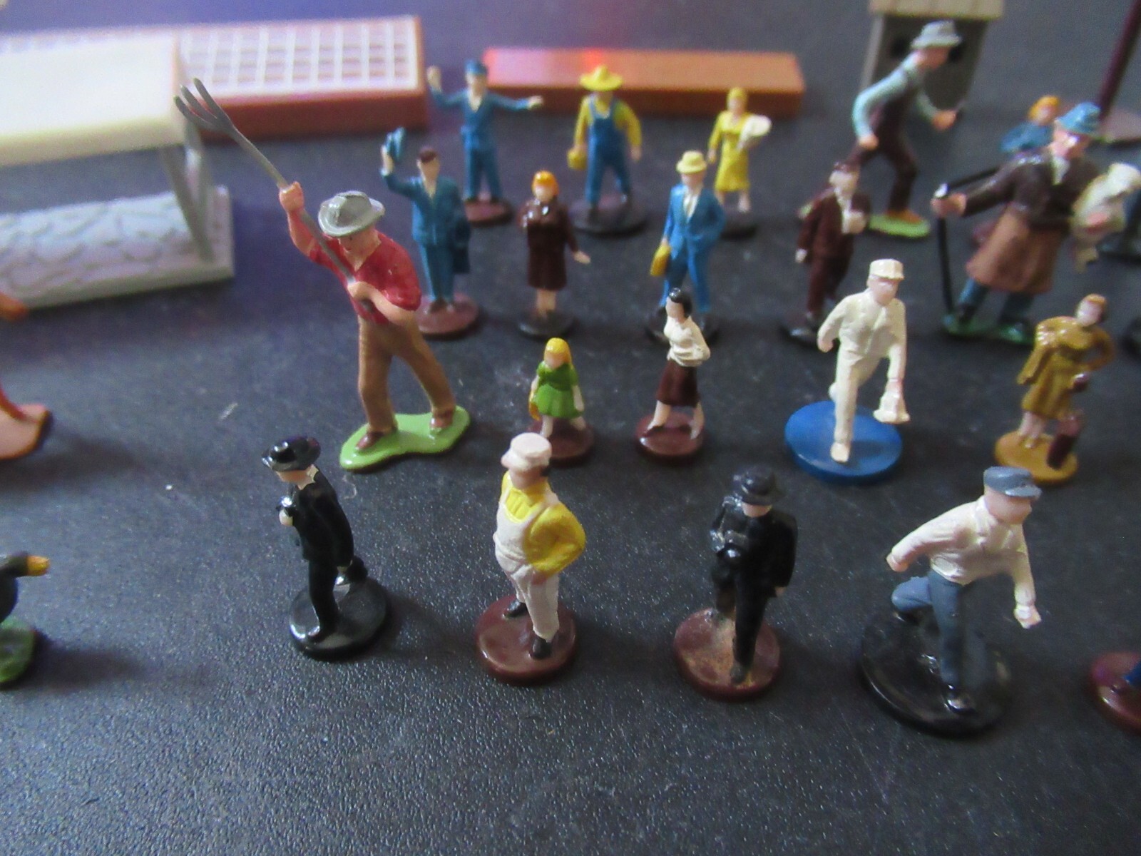 Lot Of 56 VINTAGE Plastic MINI FIGURES People ANIMALS TRAIN SET FARM ...