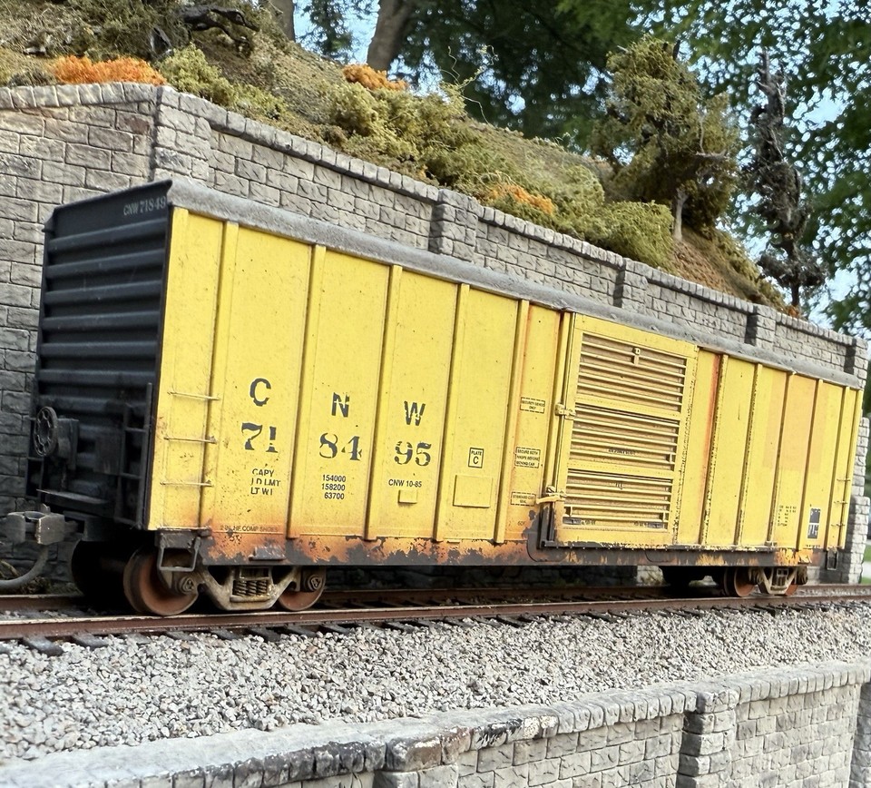 Athearn RTR HO Scale Chicago & Northwester CNW 50 ‘ Box Car Weathered ...