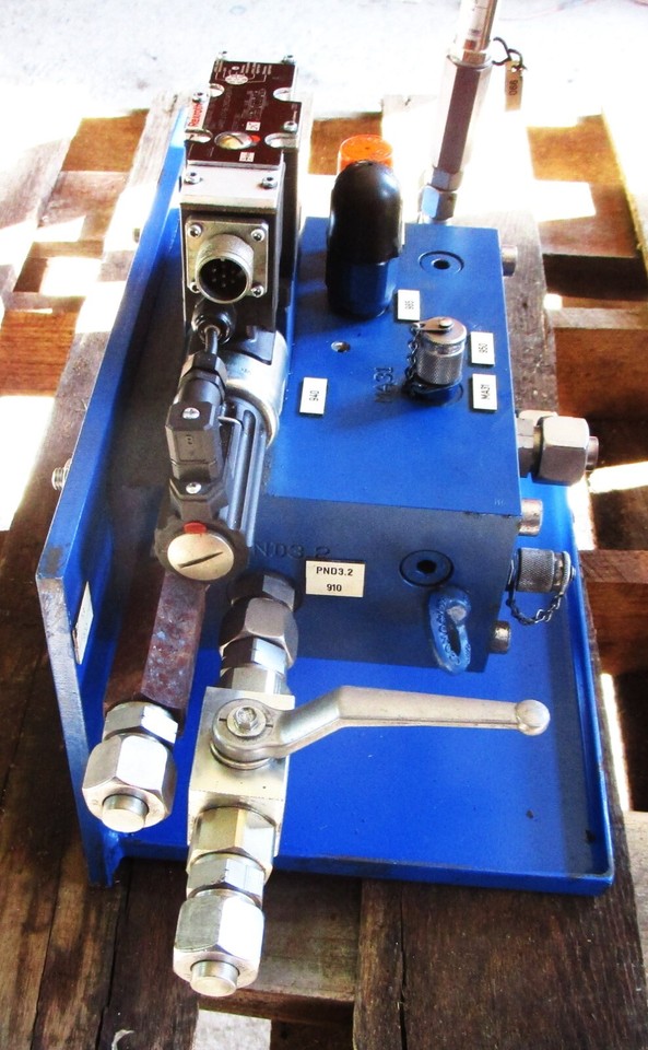 Rexroth R900617482 4WREE 6 E1-16-23/G24K31/F1V w/Valve Stand & Control ...