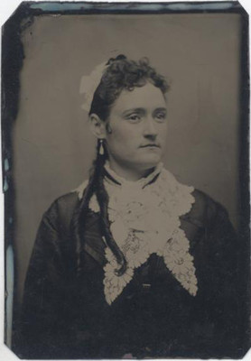 UNMOUNTED TINTYPE, STERN WOMAN SITTING FOR A PORTRAIT. LACY DRESS, LONG ...