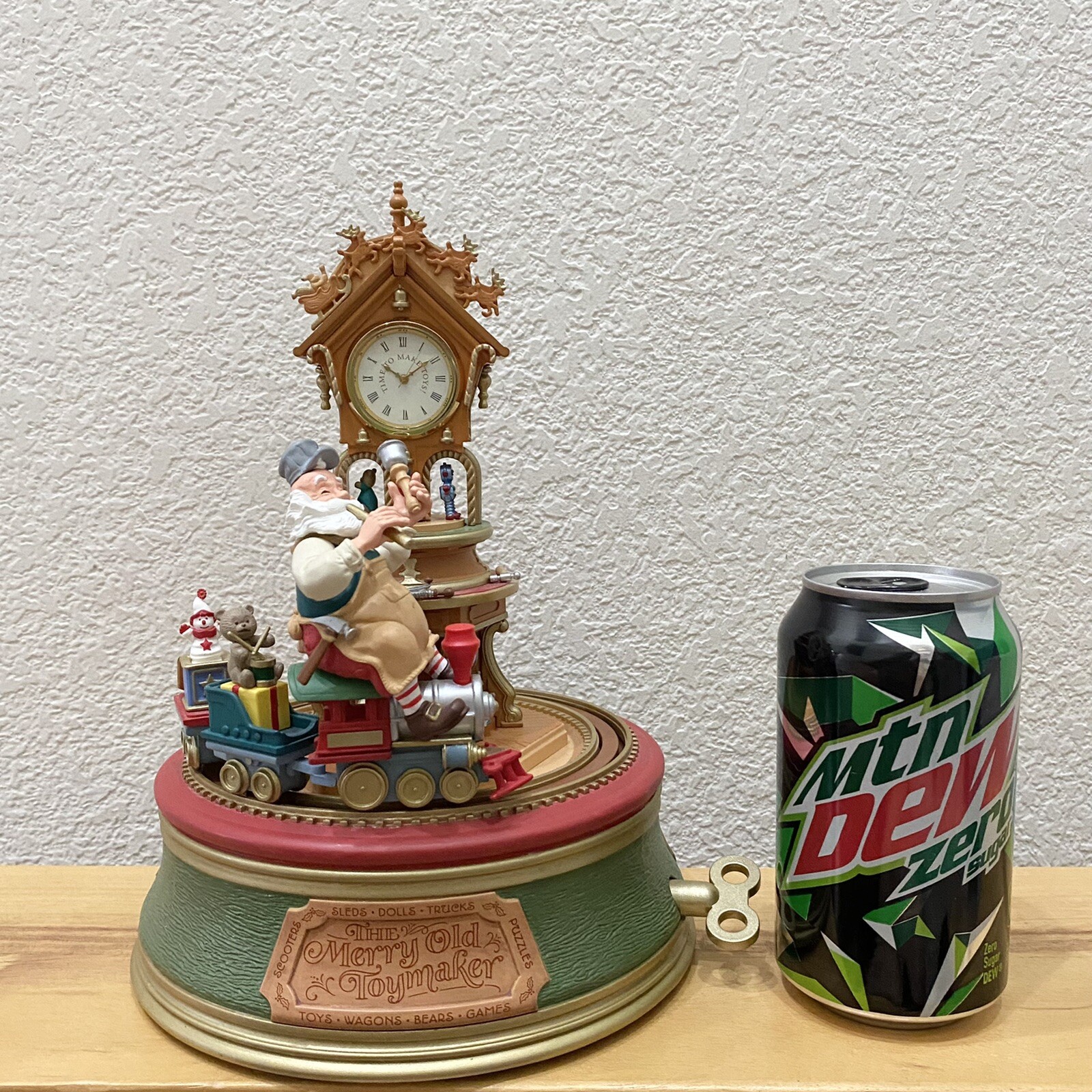 Hallmark THE MERRY OLD TOYMAKER 10" Musical Animated Santa Clock ...