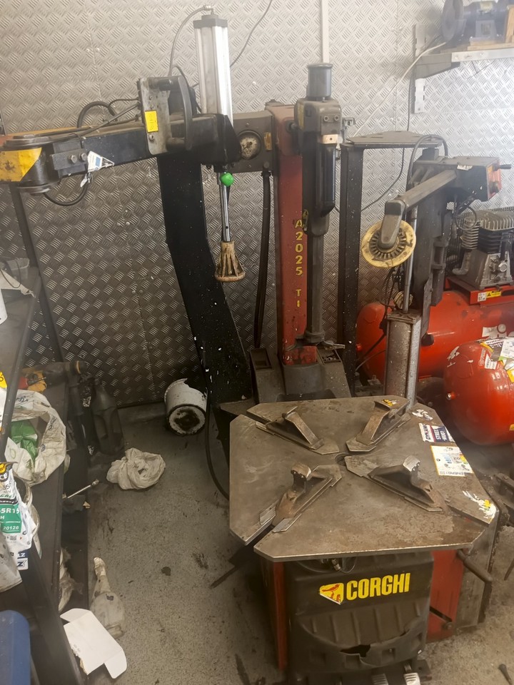 Corghi A2025 Tyre Machine - Wheel Changer Upto 24” Used with 2 Assist ...