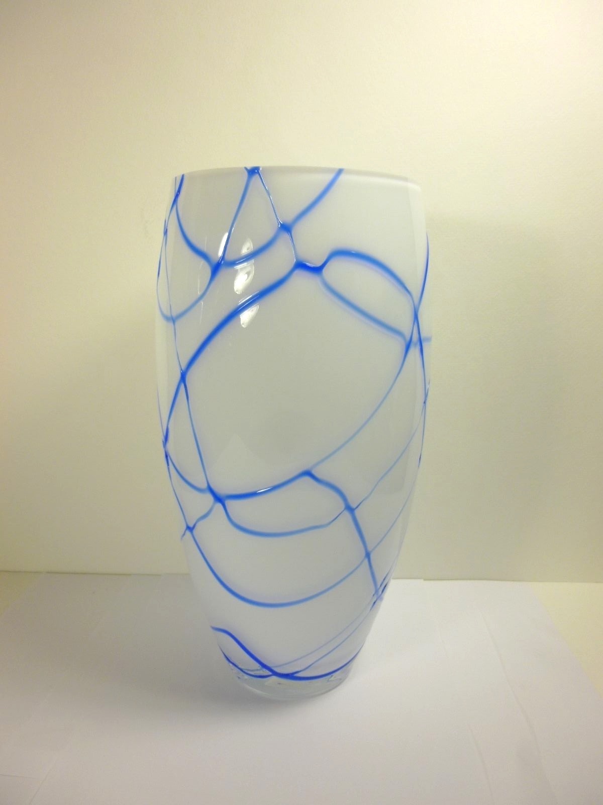 VINTAGE HANDBLOWN VASE BLUE SPIDER WEB INCASED WHITE DECOR ART GLASS 12 ...