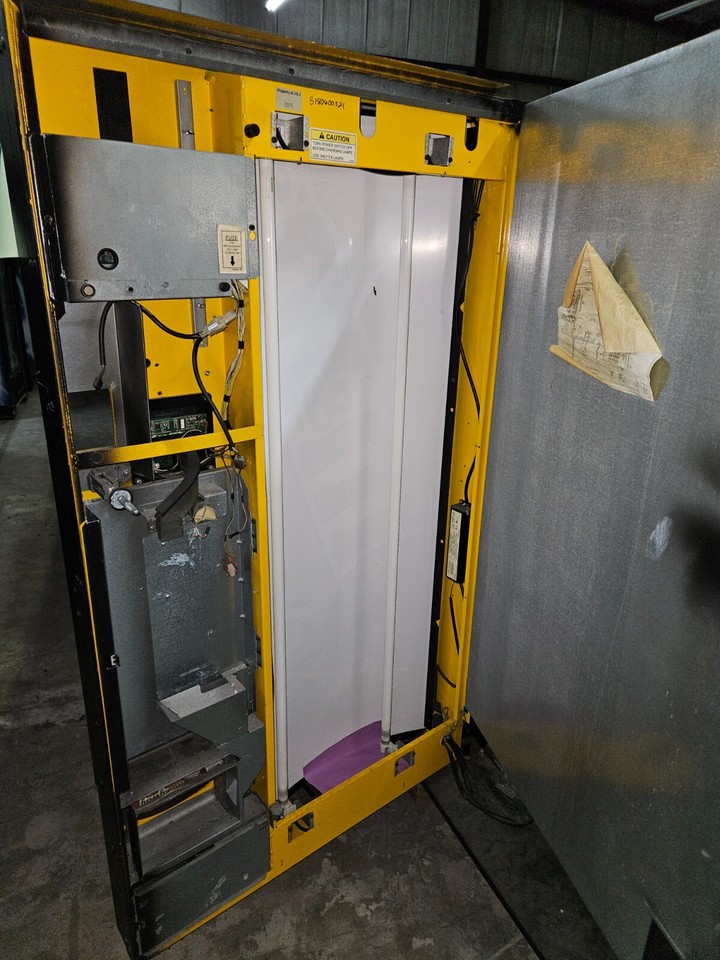 Vendo V669 Outside Chilled M&M Branded Candy Bar Vending Machine - MDB ...