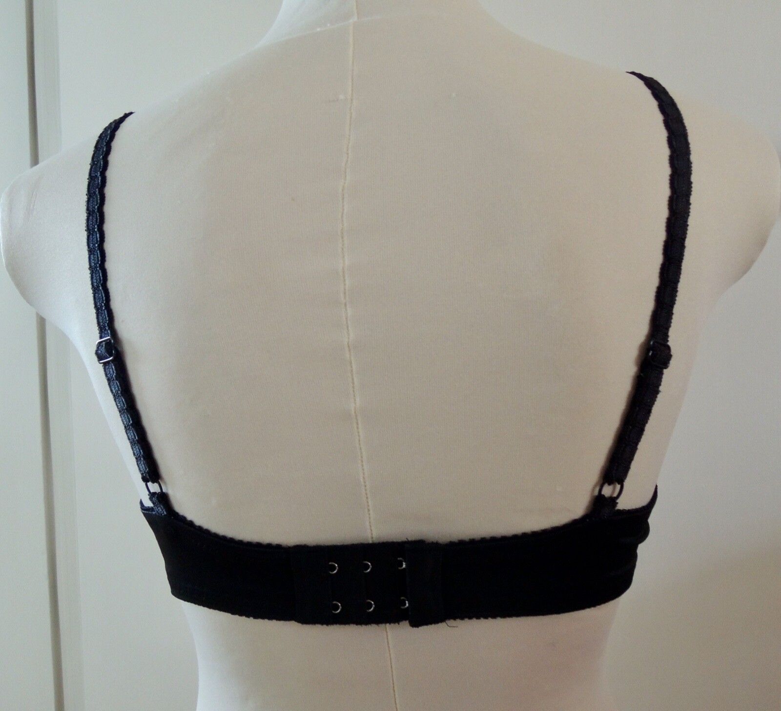 Triumph Gorgeous lace Padded Underwired Bra Size 34AA - Gem