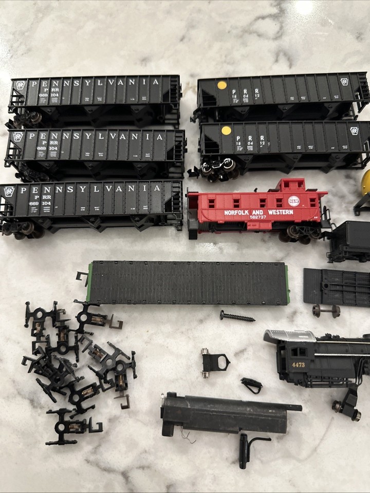 N Scale Train Lot – 5 Hoppers, Caboose, Tank Car, Loco Shell & Parts | eBay