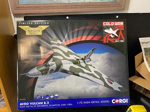 Avro Vulcan B.2 CORGI XL319 RAF COLD WAR diecast 1:72 Military airplane ...