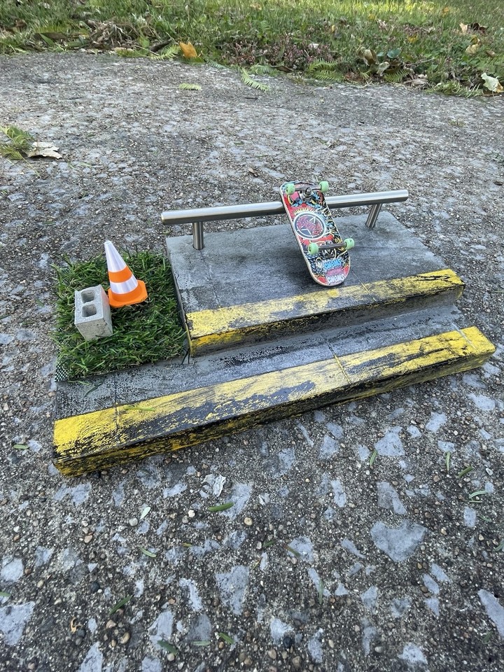 DeRaiLSpOtS Fingerboard Ramp Diorama. “Street Spot” (fingerboard Not ...