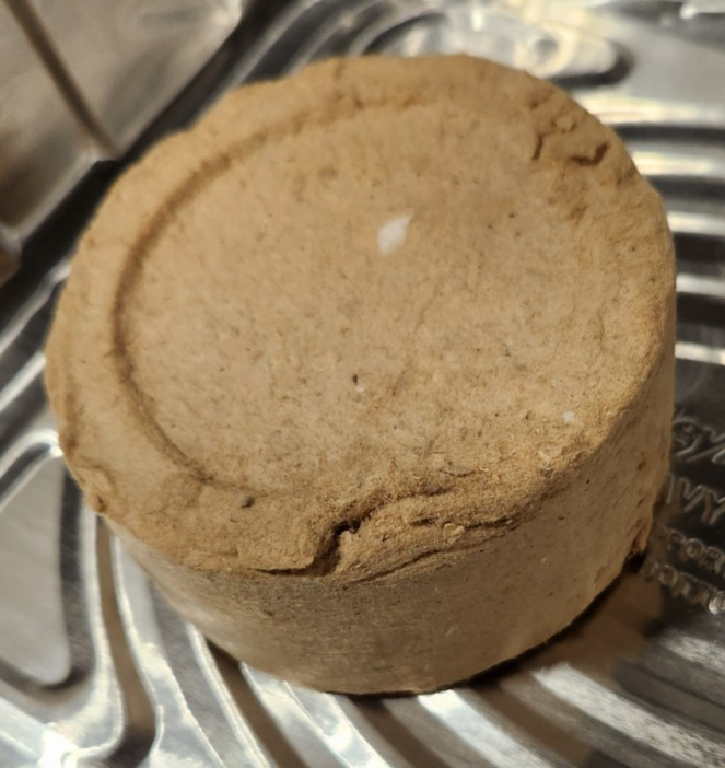 4 Pound Food Grade Unbleached Cellulose Worm Bedding Compressed Pucks ...