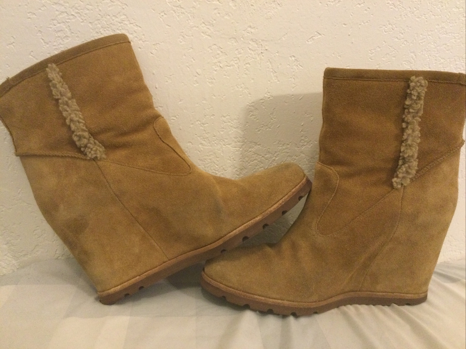 UGG RARE Genuine Shearling Wedge Camel Boot 1008717 U… - Gem