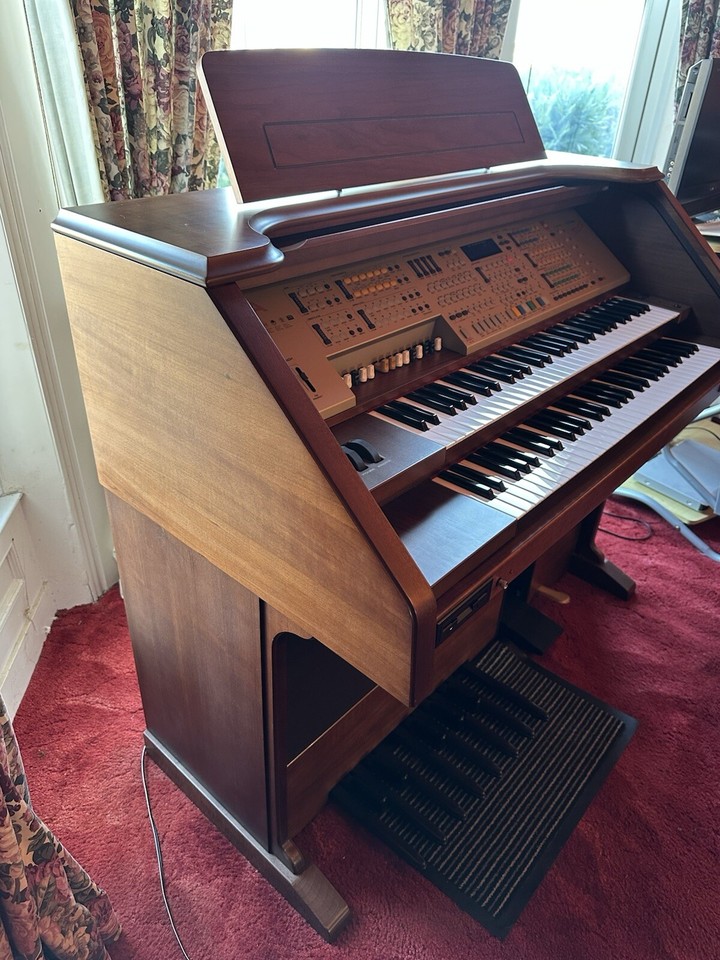 Used Orla GT9000 DLX Organ Light Brown Very Good Condition Works ...