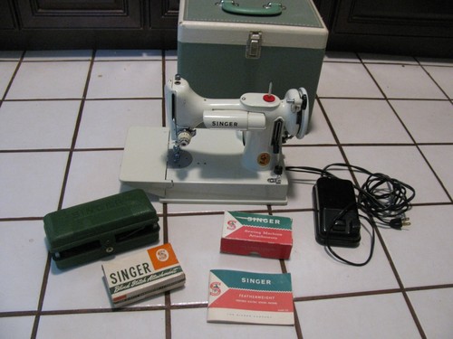 Vintage White Singer Featherweight 221K Sewing Machine in Green Hard ...