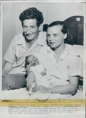 WWII Hero Charles Commando Kelly Wife Betty & Newborn Daughter Press ...