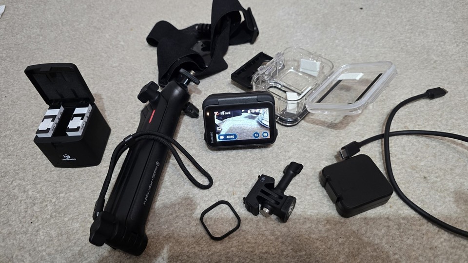Insta360 Ace Pro 2 + 2 Extra Batteries + Charger + Vlog Multi Mount ...