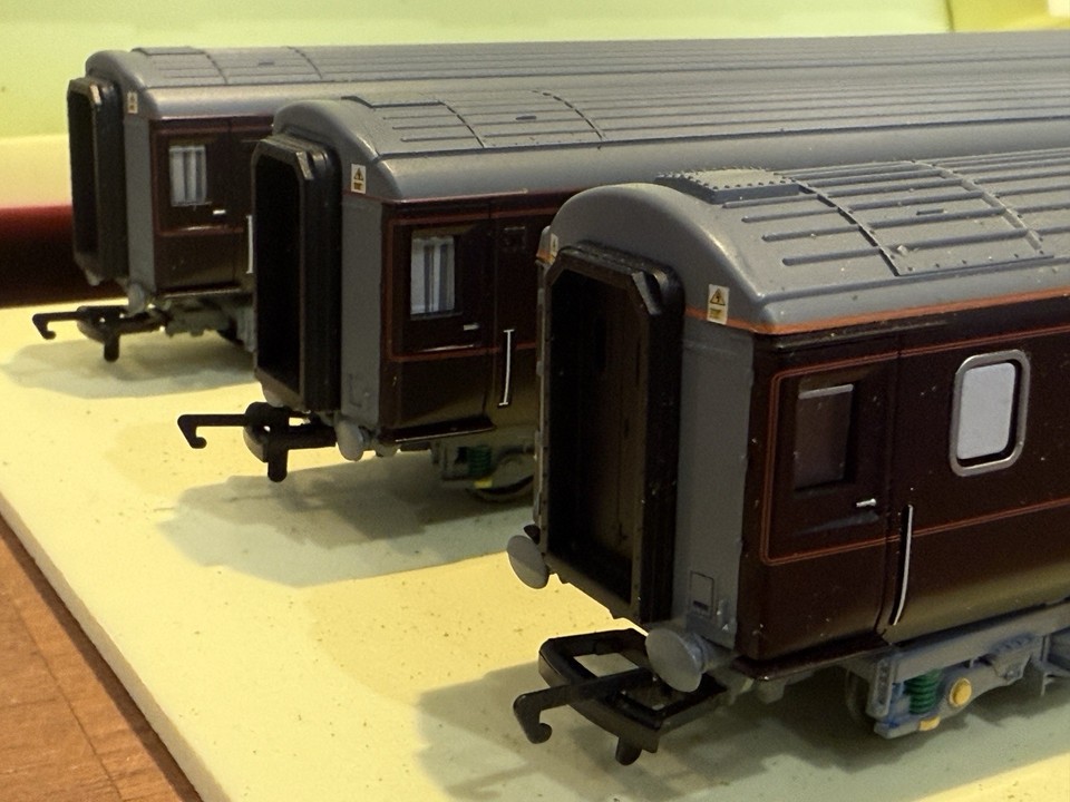 Hornby OO Gauge - The Royal Train Mk 3 Coaches in presentation box ...