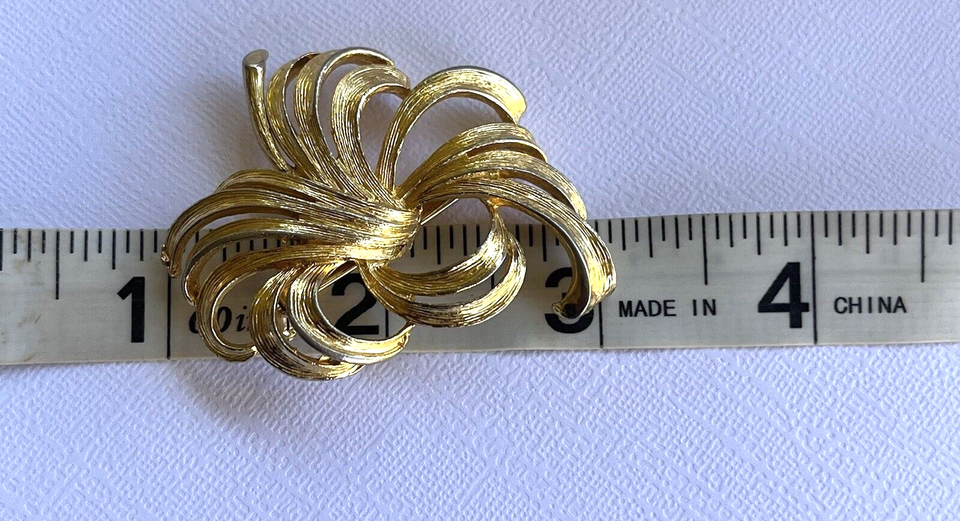 1970's TORINO Gold Tone Ribbon Swirl Brooch Pin Signed Costume Jewelry ...