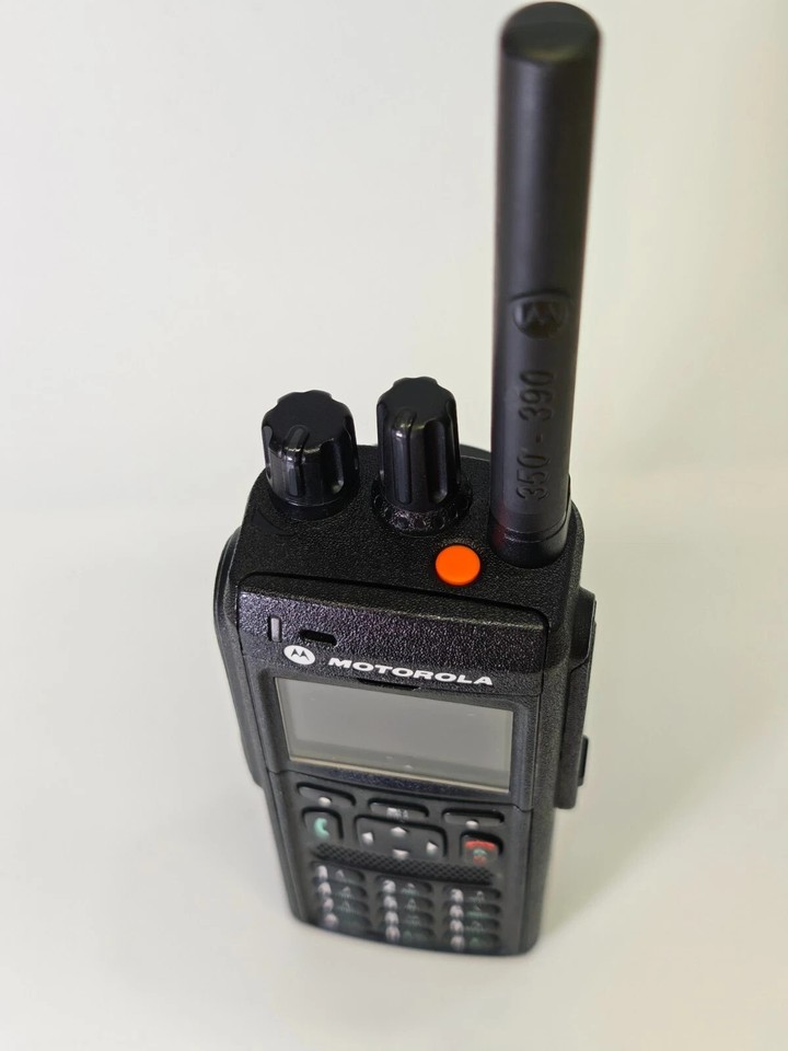 Motorola MTP3150 350-470MHz PTB952HE Tetra Radio Walkie talkies Two way ...