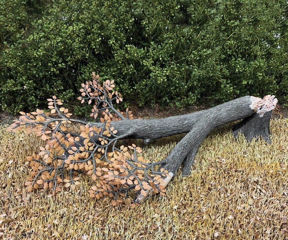 BRITAINS DIORAMA ACCESSORIES 53010 FALLEN OLD GROWTH TREE WITH STUMP | eBay