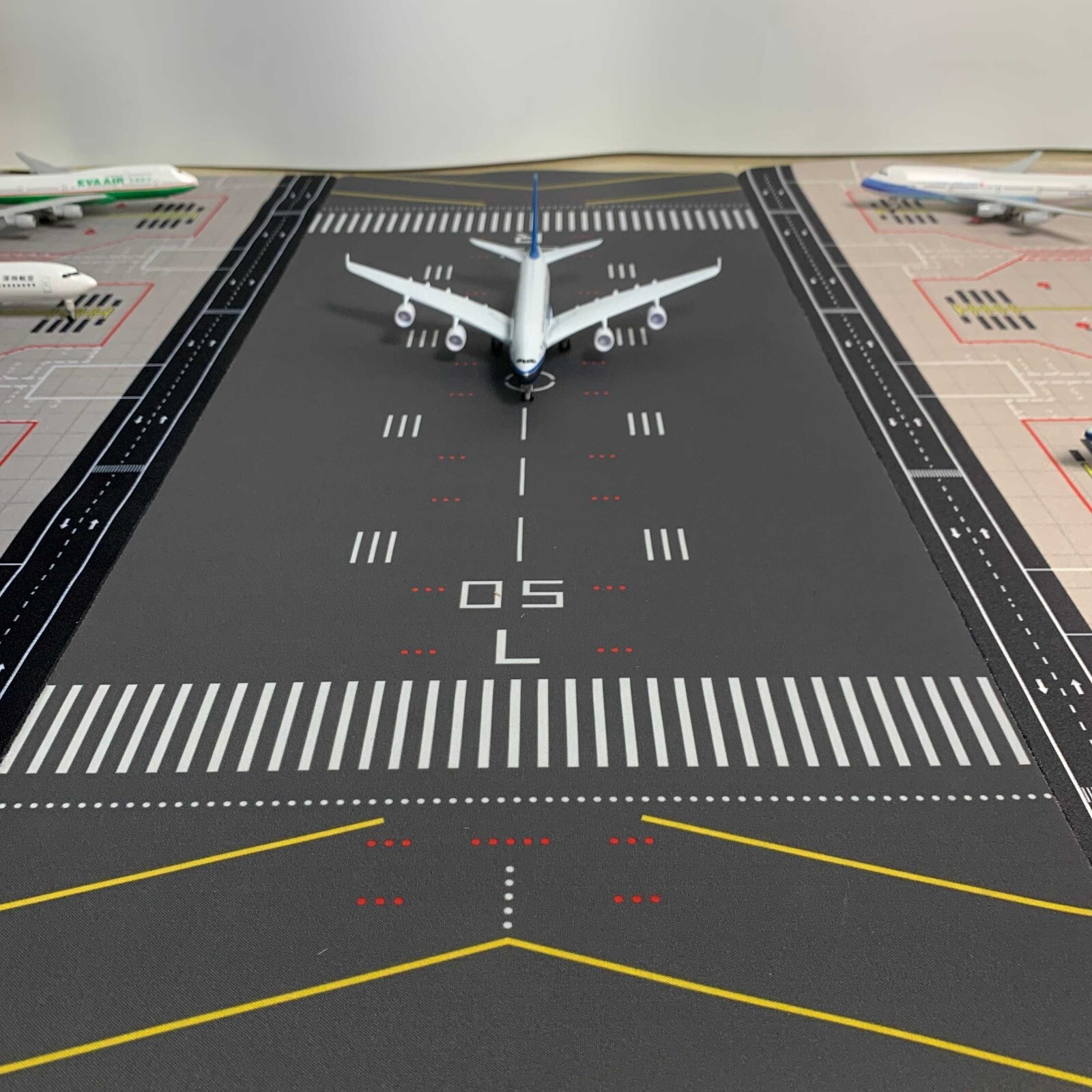 1:400 Airport Aircraft Model GSE Airport Runway + Parking Apron Rubber ...
