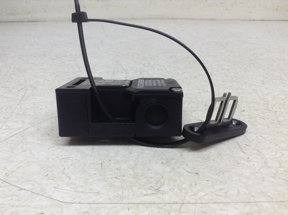 Schmersal AZ 15 zvk-M16 Safety Interlock Switch w/ Key AZ15zvk-M16 (TSC ...