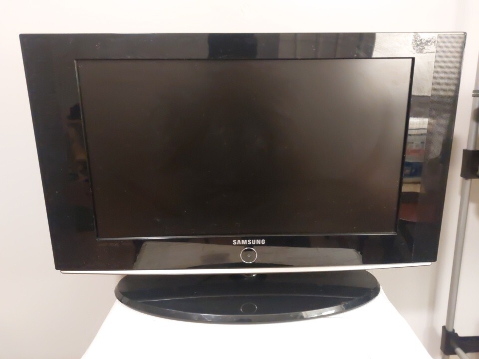 SAMSUNG HD LCD TV 31.5” Diagonal Screen (LN32A300J1D) - USED | eBay