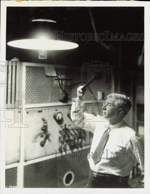1936 Press Photo Dr. John Marden views mercury vapor at New Jersey ...