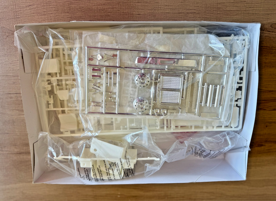 AMT 1/25 scale White Road Boss Truck #648/06 Model Kit Open Box Un ...