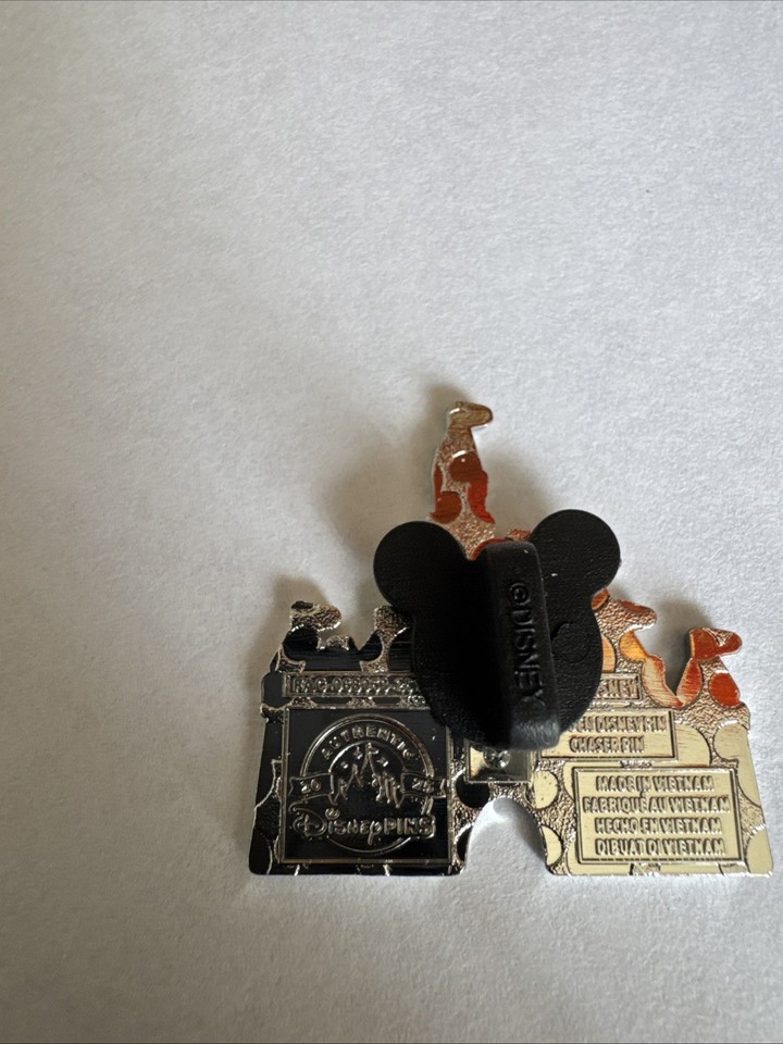 Disneyland Hidden Disney Pin 2025 Wave B Small World Castle Chaser NEW ...