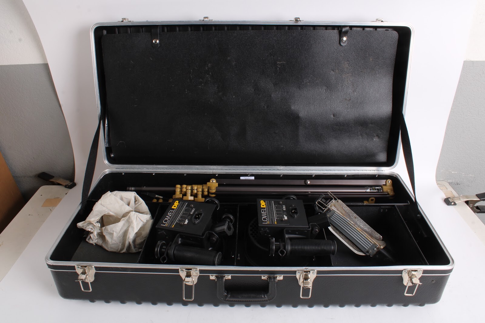 Lowell Light Kit 2x DP 1x Tota 3x Stands 1x Reflector Part 6x Unknown ...