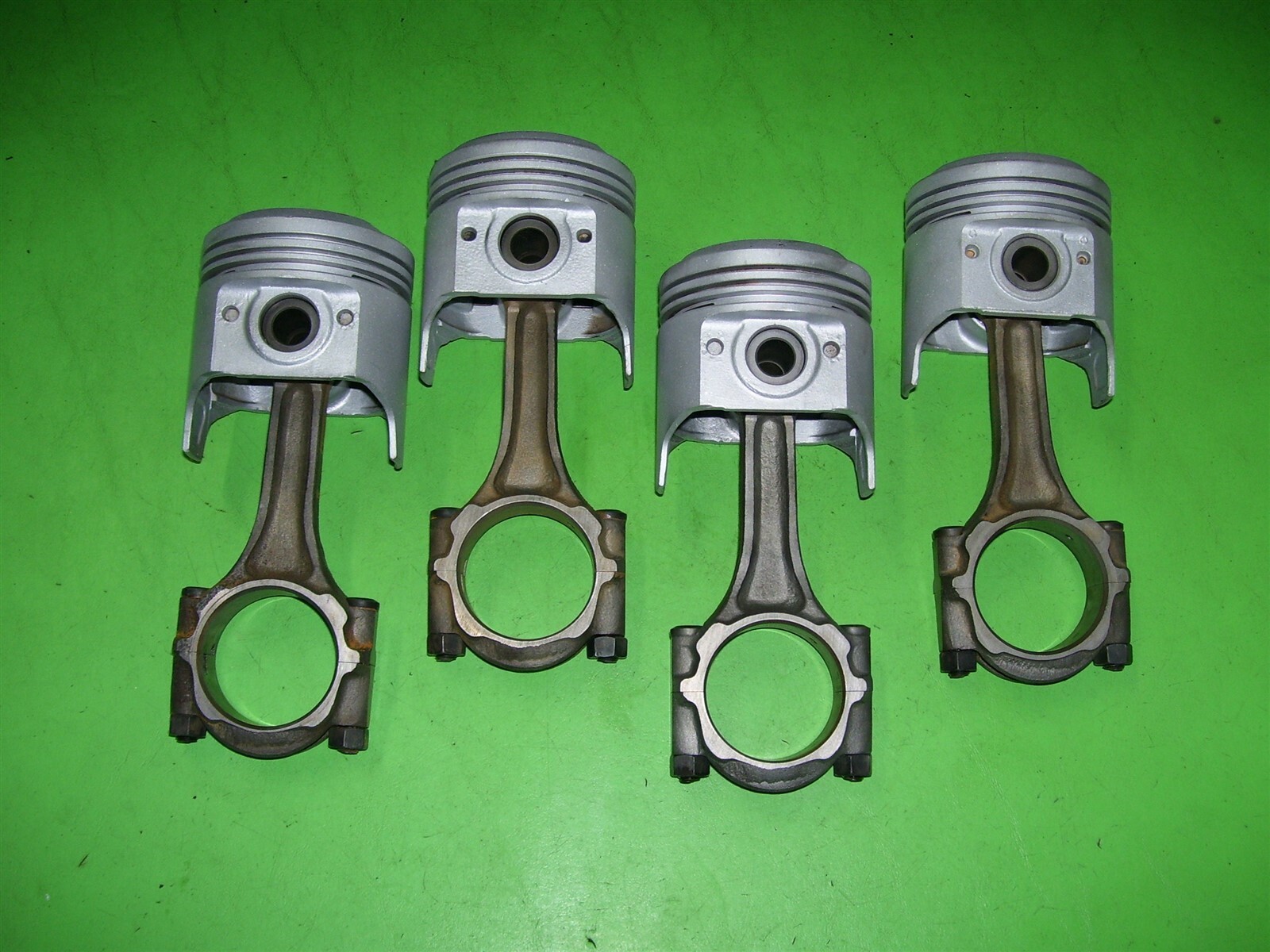 74 Toyota Corolla 1600 TE21 2T-C Engine CONNECTING RODS & PISTONS oem ...