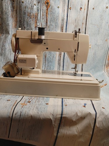 Vintage Dressmaker Sewing Machine 7000/with Accessories/Case *Tested ...