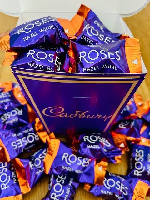Cadbury Roses Hazelnut Whirls 30 Pack in Gift Box Chocolate Treats ...
