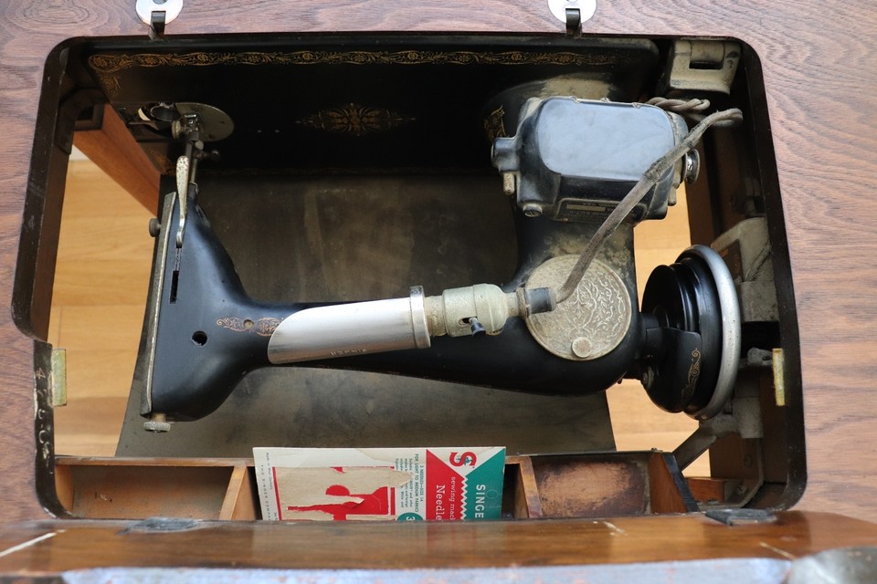 1926 Singer Sewing Machine with Singer No.40 Sewing Table / Cabinet ...