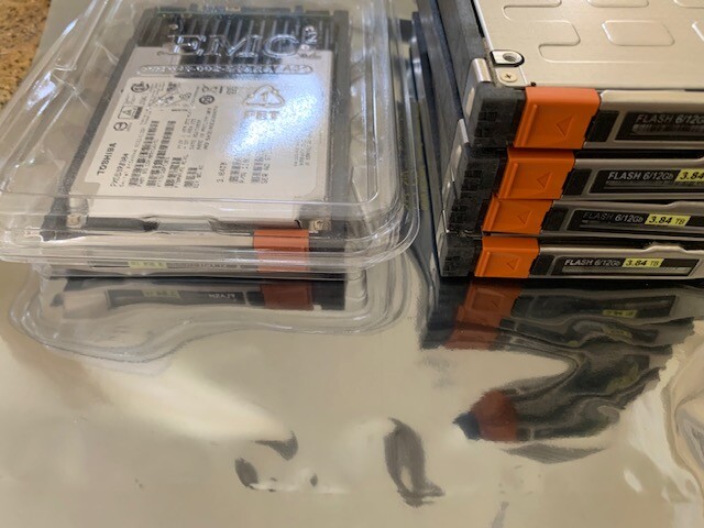 EMC UNITY 005052584 D3F-2SFXL2-3840 EMC Unity 3.84TB SSD Disk Drive ...