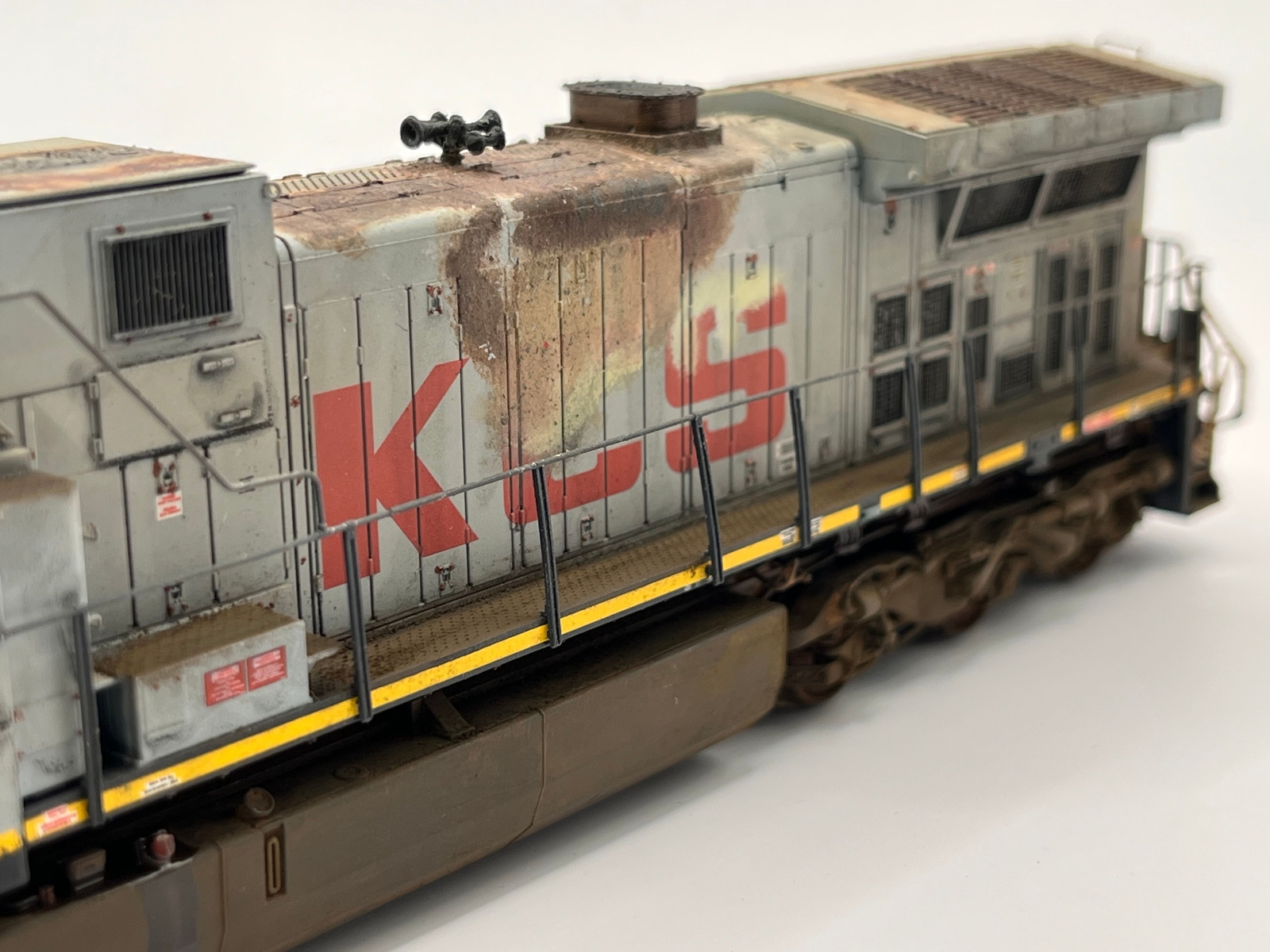 Kansas City Southern KCS AC4400cw Cab Numbers, Rust Patches, faded data ...