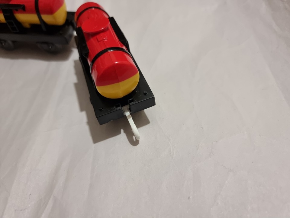 TOMY TOMICA PLARAIL THOMAS COMPATIB Trackmaster 2 X YELLOW RED TANK ...