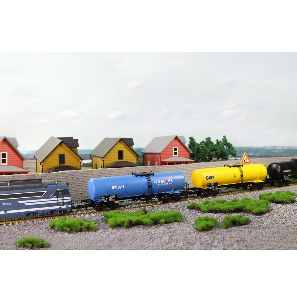 Evemodel HO Scale 1:87 Railway Locomotives with Three Model Tank Wagons ...