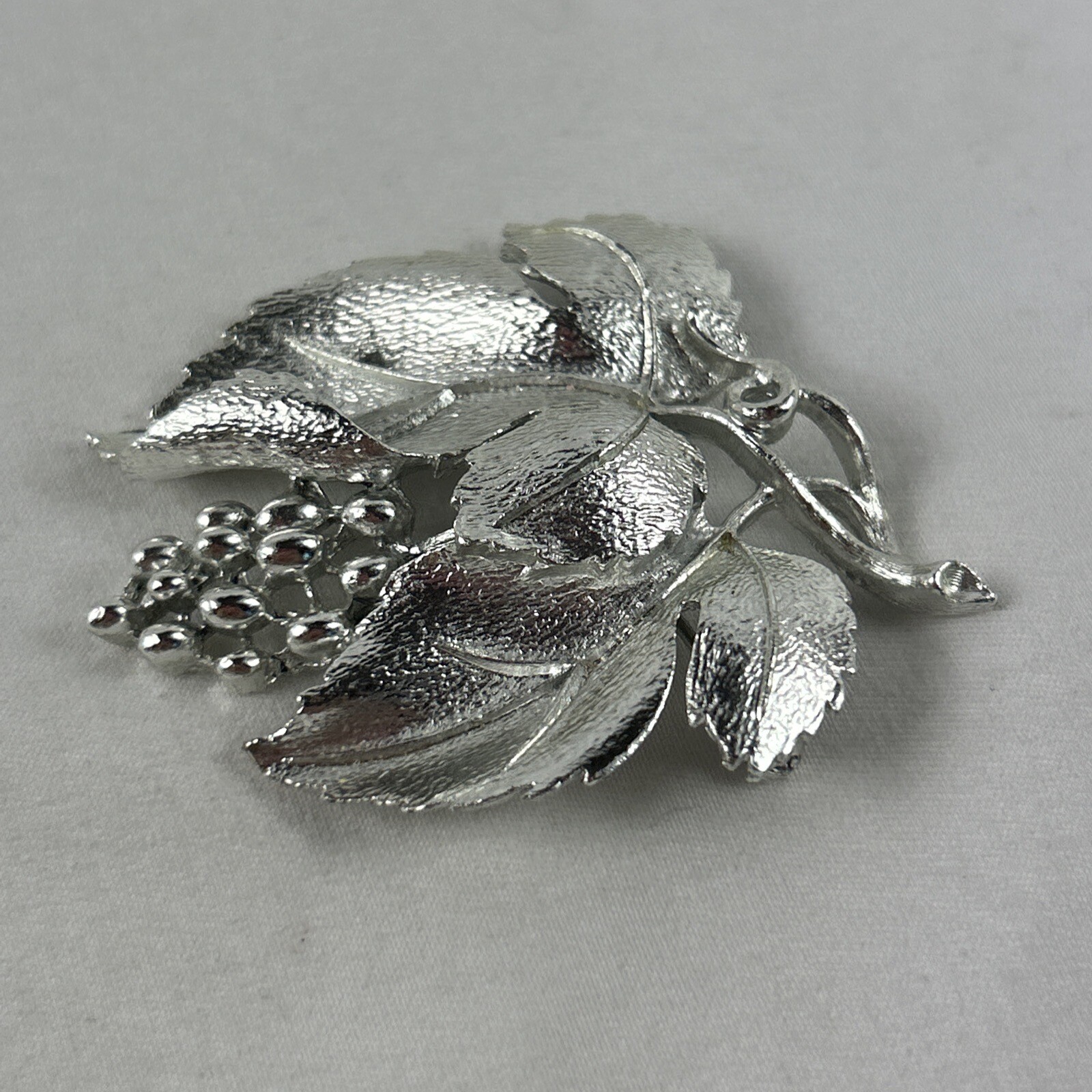 Vintage Lisner Grape Cluster And Leaves Brooch Pin 2”… - Gem
