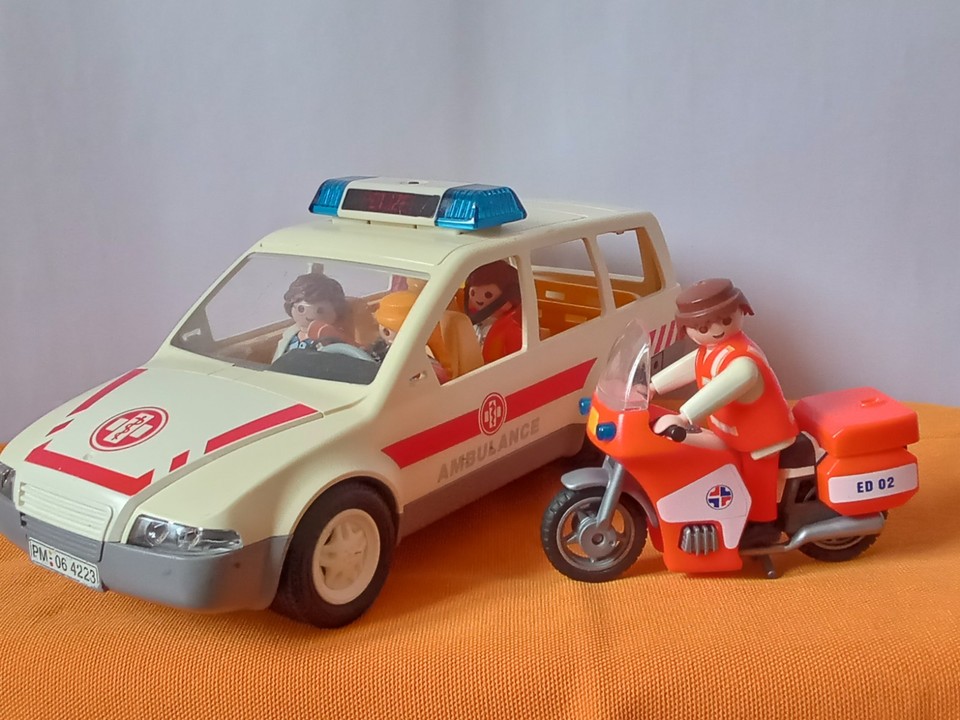 Playmobil Rescue #4223 Notarzt-PKW, #3924 Notarzt-Motorrad : gebraucht ...
