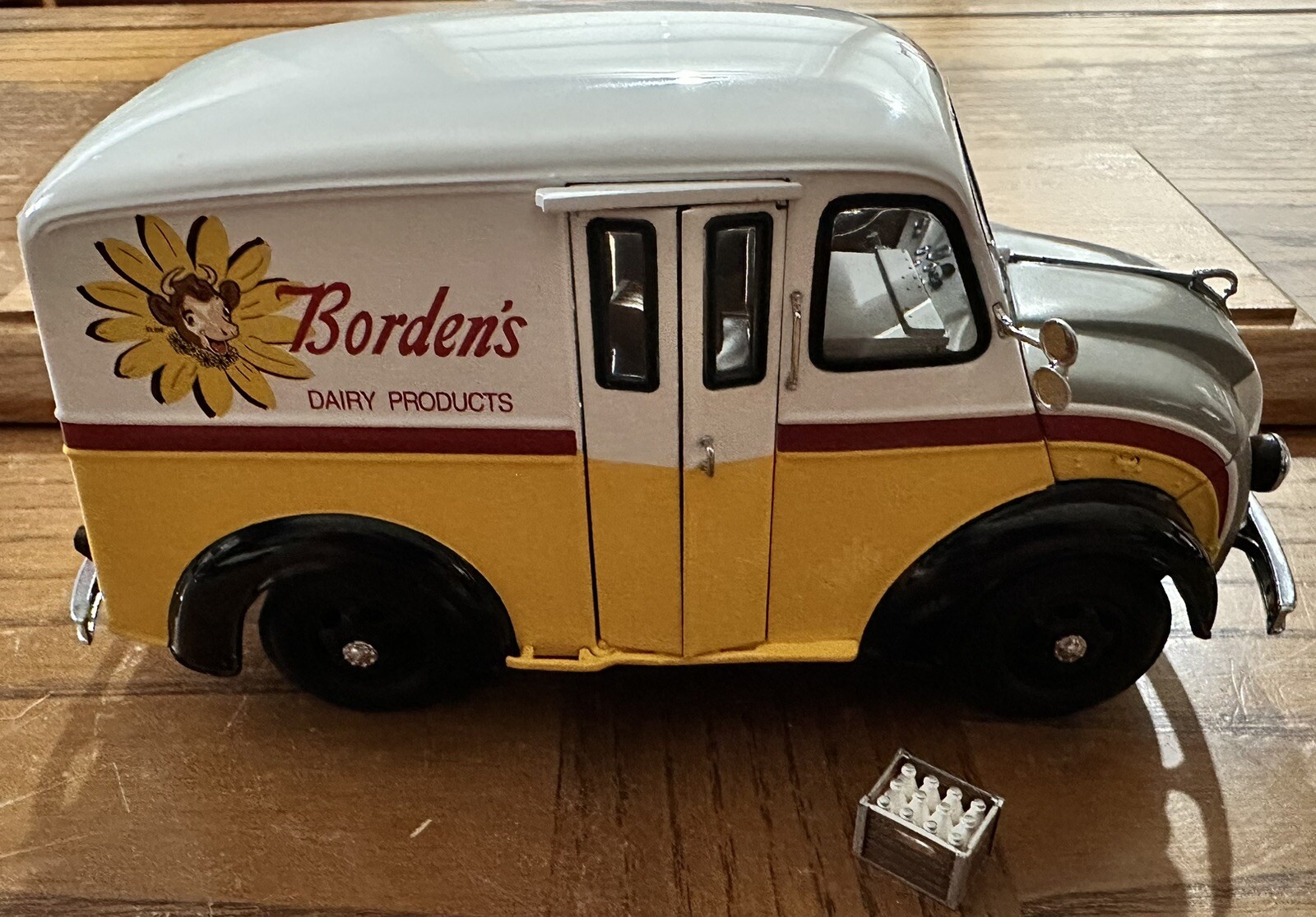 Brand New 1950 Borden's Milk Truck 1:24Danbury Mint With Display Case ...
