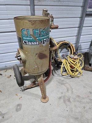 Clemco Classic 150 Sandblasting Pot Blast Machine w/ Hoses and Nozzle ...