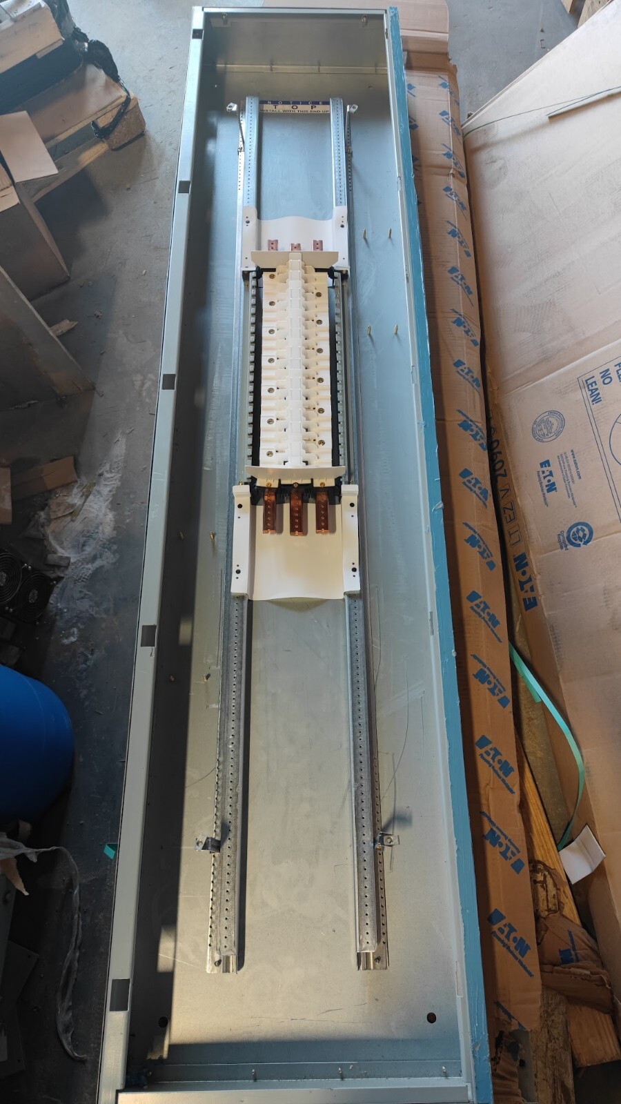 EATON PRL2x CL 600 AMP 480Y 277V 3PHASE 4WIRE 42 Cir NEMA 1 Panelboard ...