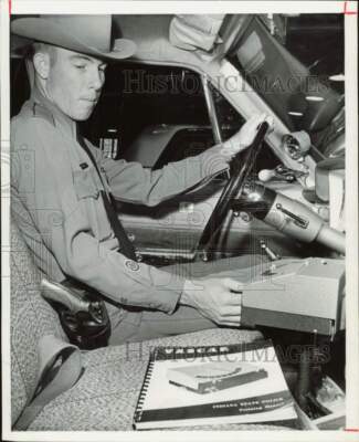 1968 Press Photo Patrolman Steve Dowell Operates Speed Control Device ...