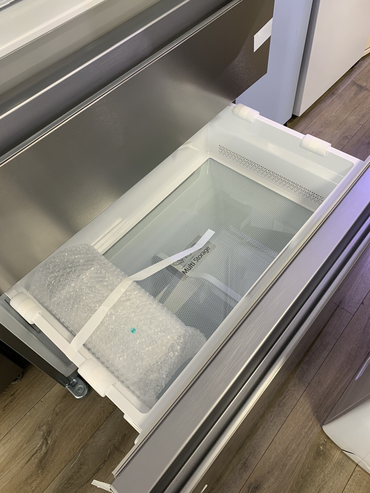 Hisense PureFlat RF540N4AI1 533L Fridge | Grelly UK