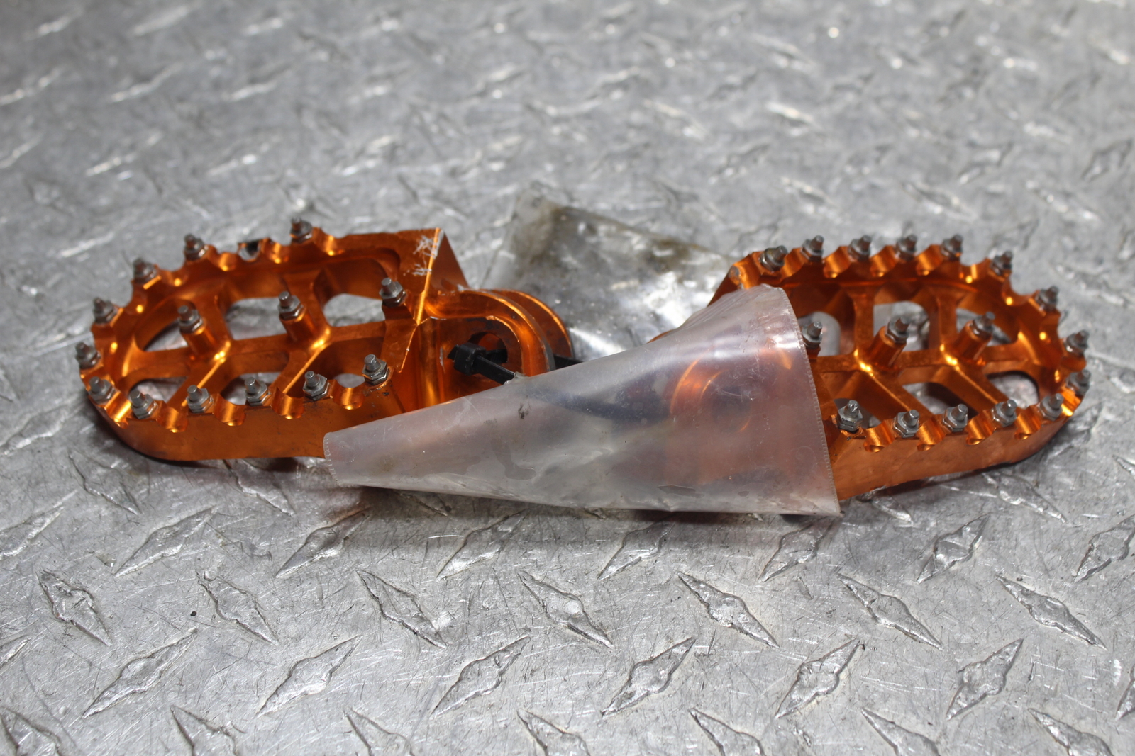 ktm LEFT RIGHT FOOT RESTS PEGS 47103040000 47103041000 2000 KTM 300 EXC ...